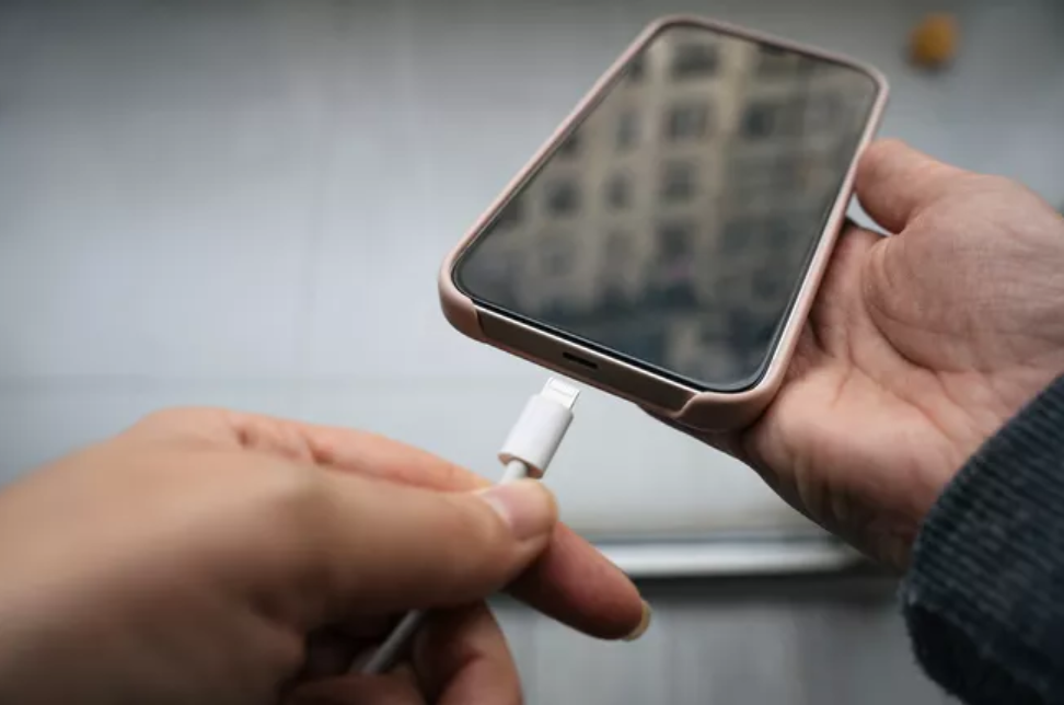 How To Keep Your Phone Charged During Hurricane Idalia | Atlanta Daily ...